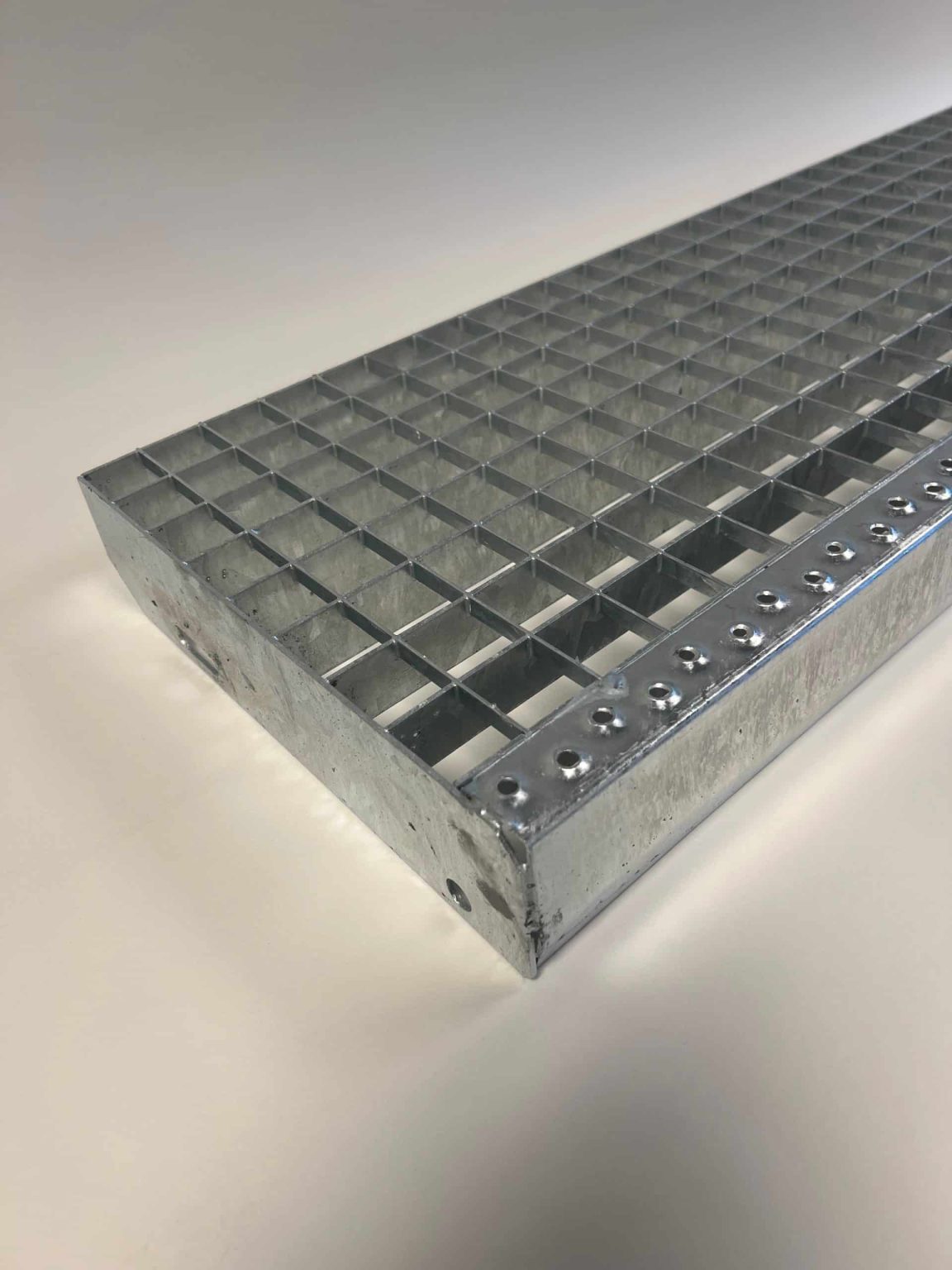 Galvanisert trappetrinn 90 x 30 cm sklisikkert, med barnesikringslist ...