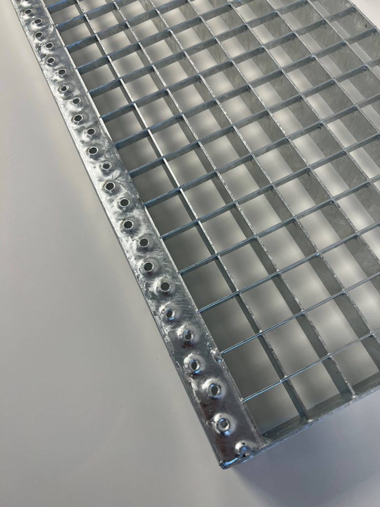 Galvanisert trappetrinn 100 x 30 cm sklisikkert, med barnesikringslist ...